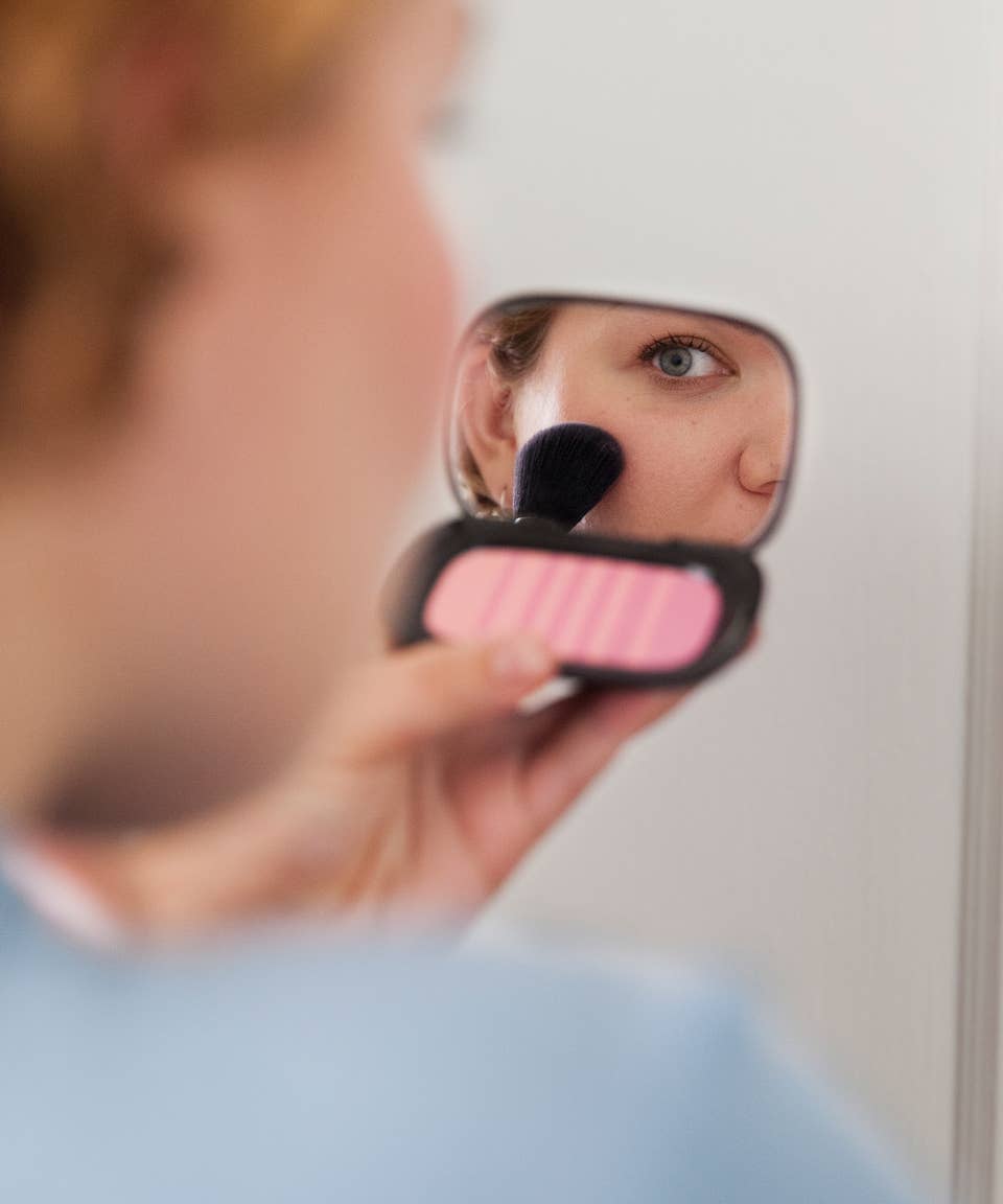 Hilarious Dad Narrates Daughters Makeup Tutorial | Makeupview.co