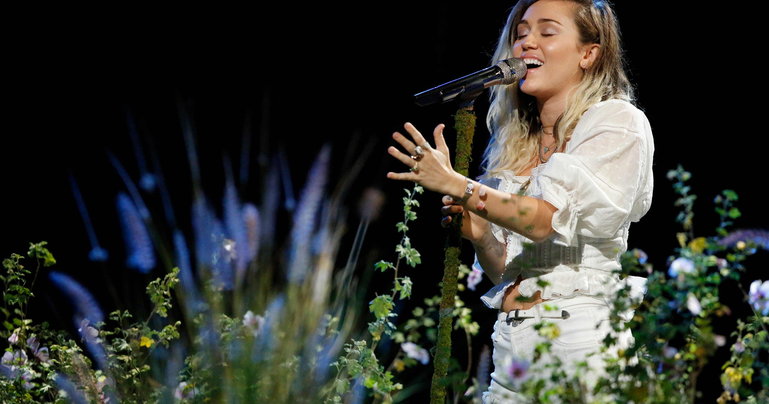 Miley Cyrus Dedicates Song Ariana Grande, Manchester